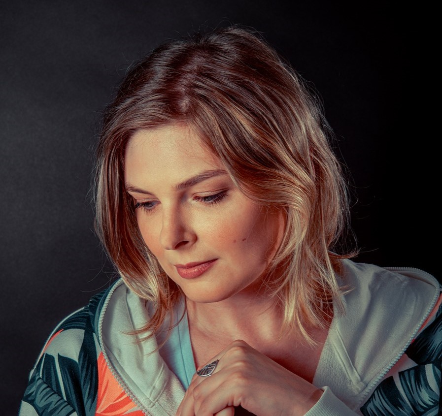 Juline : une voix élégante et suave - nouvel album "Le Temps ...